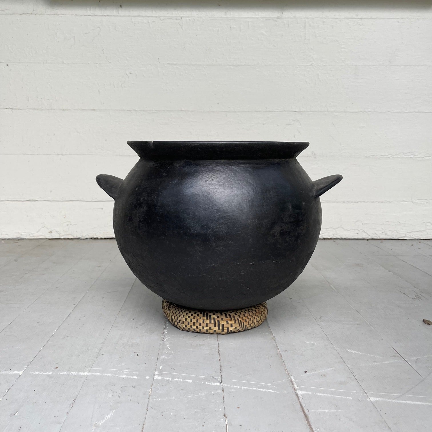 Vintage Round Bottom Cooking Pot with Stand on Bottom – Hammertown